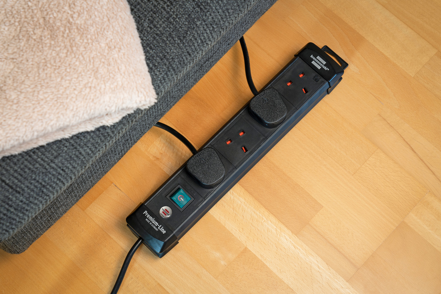 Premium-Line extension lead 4-way black 1,8m H05VV-F 3G1,25 with switch ...