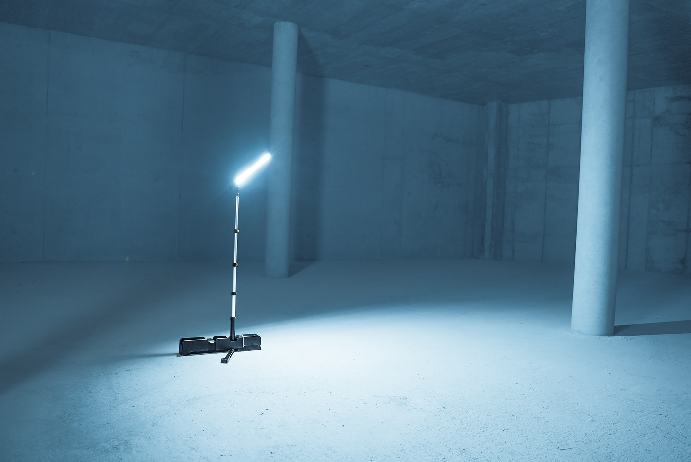 Multi Battery LED Telescopic Work Light 6050 MA, 7700lm, IP54 ...